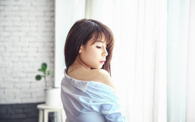 女性の「なで肩」をカバーできるトップスデザイン18選 - minawish